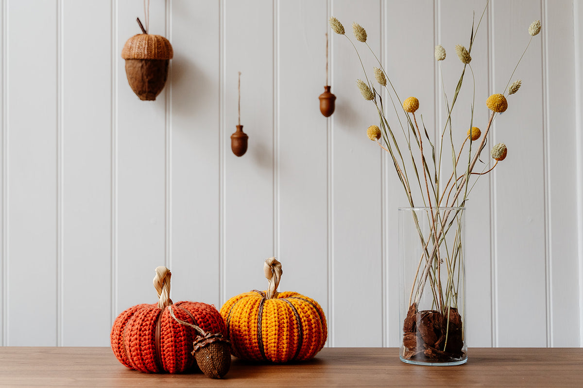 Hanging Acorns (set of 4) – We Love Seasons B2B UK
