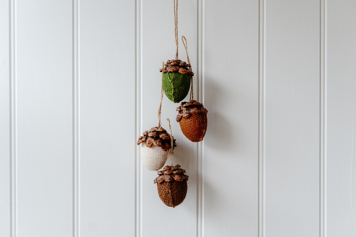 Hanging Acorns (set of 4) – We Love Seasons B2B UK